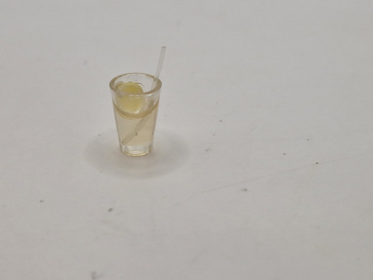 Glas med sugerør og citron skive i plastik (nyt) - Glas med indhold i ...