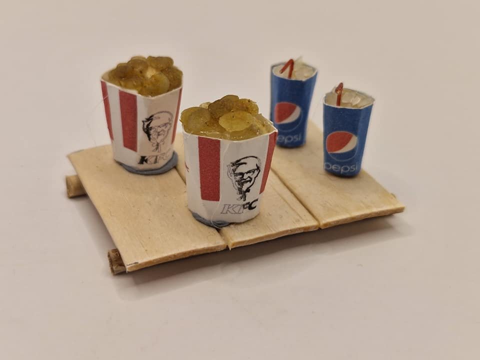 Bakke med KFC mad og Pepsi cola (håndlavet) - KFC - Frost miniature